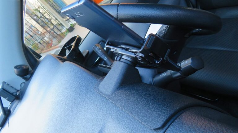 【新商品】E26 NV350キャラバン専用設計 スマートフォンホルダーを取付けてみた YAC SY-NS2 | NV350キャラバンの全て